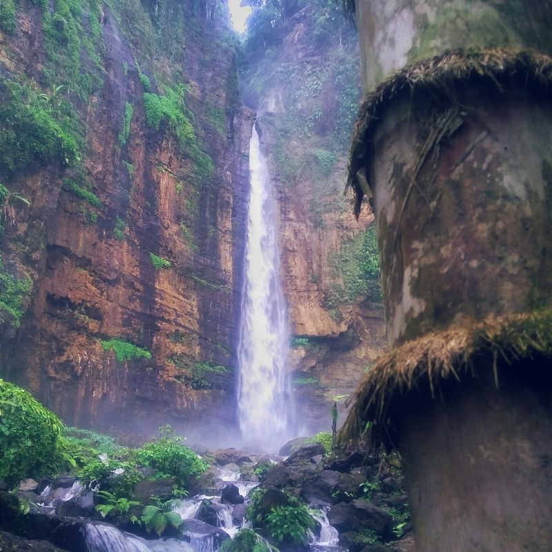 Kapas Biru Waterfall : Cascade à Pronojiwo, Java oriental, Indonésie