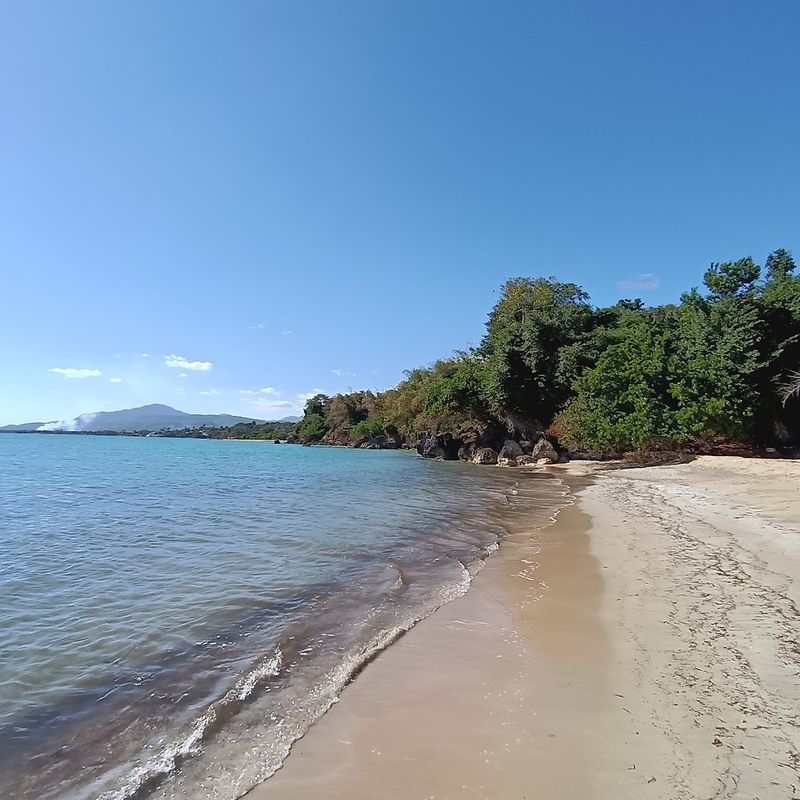 Lyssons Beach - Plage de sable doré à Morant Bay, Jamaïque
