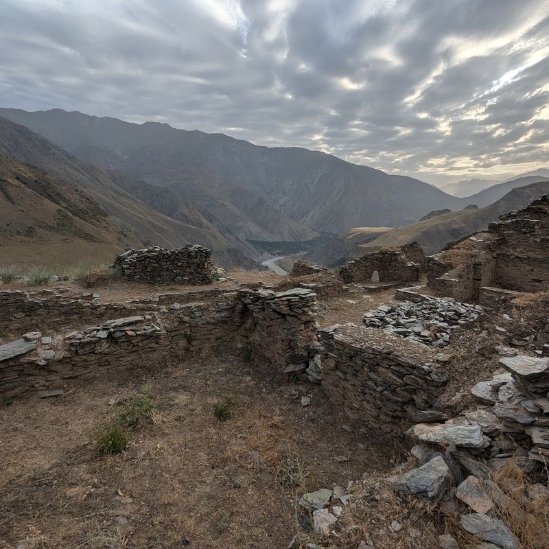 Castle Karon - Ruine de château à Ruzvat, Tadjikistan