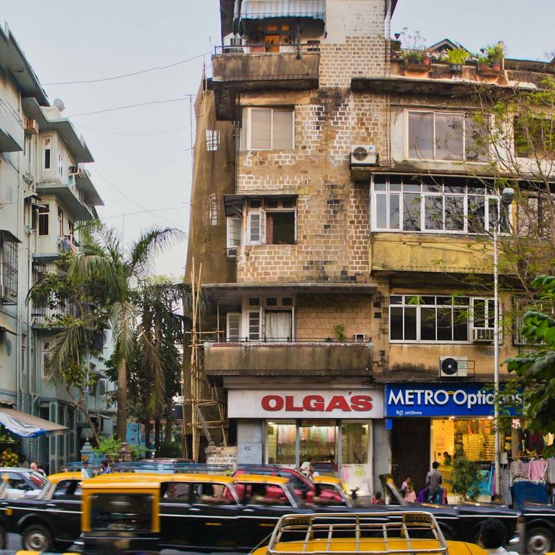 Colaba Causeway - Artère commerciale dans le quartier de Colaba, Mumbai ...